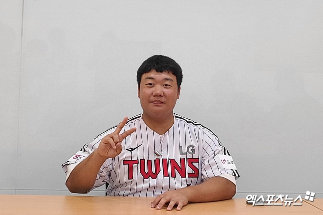'LG 1R 신인' 김범석의 포부 "고우석과 승리 세리머니를…LG의 심장이 되겠습니다" (엑스포츠뉴스) - 나무뉴스