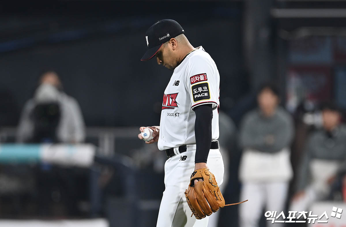 부진+불운 겹쳤다…쿠에바스, '3이닝 7실점 4자책점' 조기 강판 [PO1] (엑스포츠뉴스) - 나무뉴스