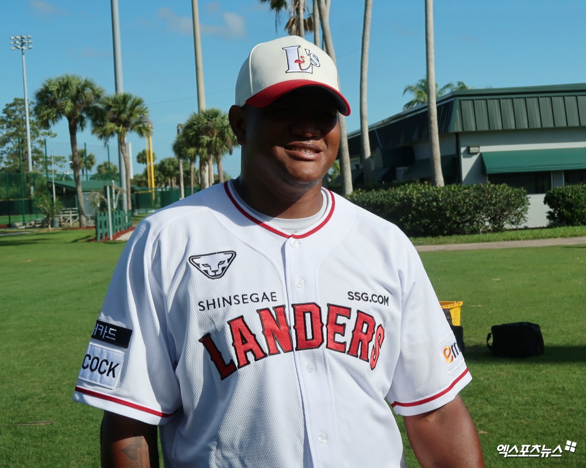 SSG 새 외인투수 롤모델은 KK? "장점 배우고 싶어" [플로리다 인터뷰] (엑스포츠뉴스) - 나무뉴스