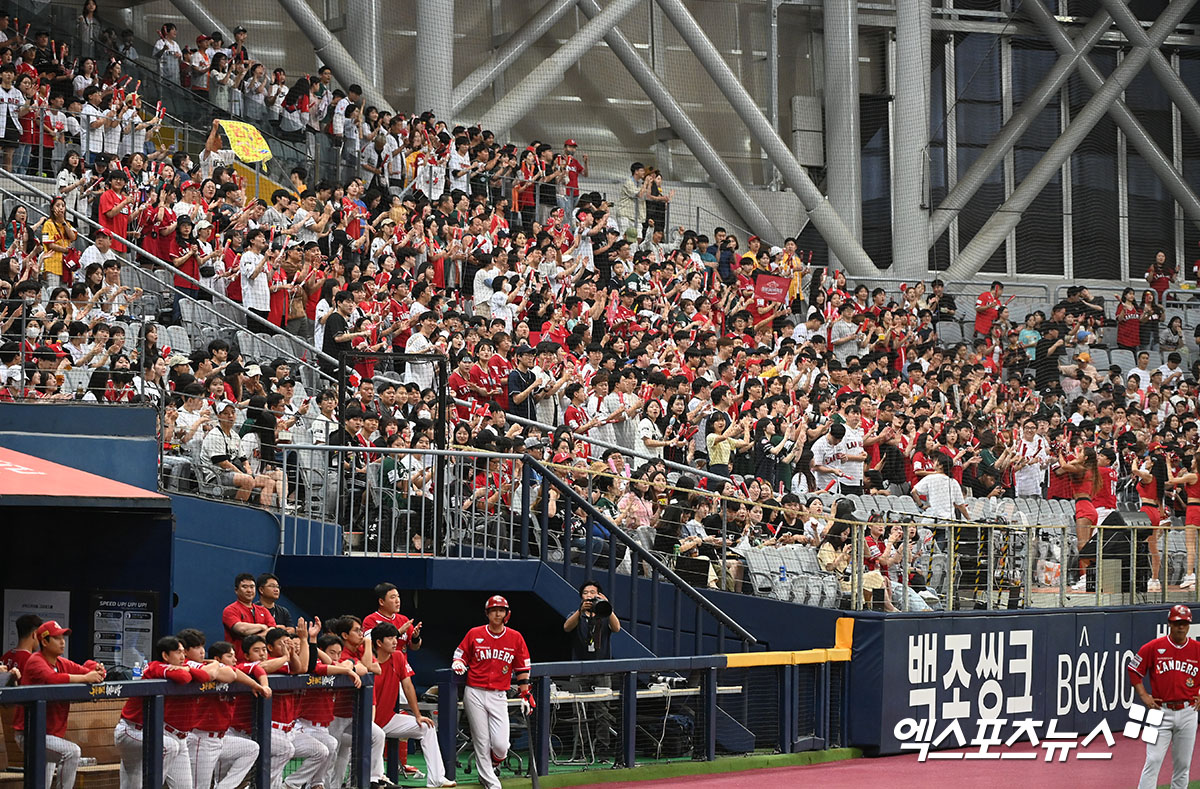 '역대 4번째 빠른 페이스'…2023 KBO리그, 400만 관중 돌파 (엑스포츠뉴스) - 나무뉴스