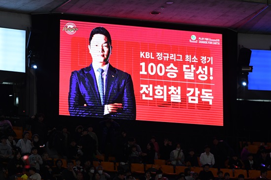 KBL 새 역사 쓴 전희철 감독, 역대 최소 경기 100승 위업...SK 5연패 탈출 (엑스포츠뉴스) - 나무뉴스