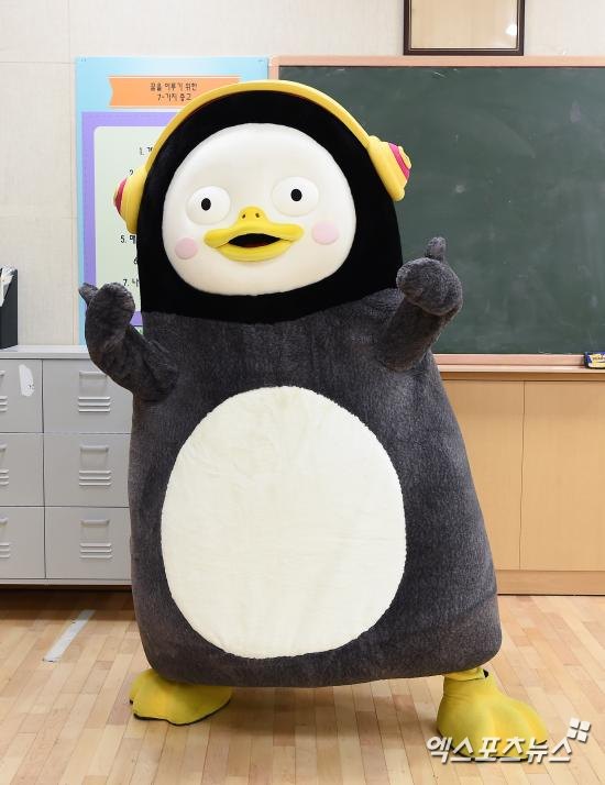 EBS 간판스타 펭수, '소녀 리버스' MC 꿰찼다…생애 첫 고정 예능 (엑스포츠뉴스) - 나무뉴스