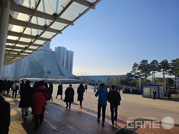 [AGF][르포] 지스타 보다 긴 행렬...2전시장 실내까지 '장사진' - 나무뉴스