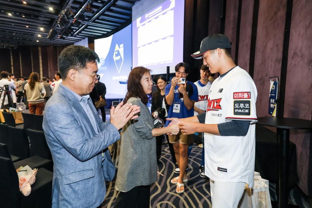 '첫 사인볼을 부모님께'…올해도 계속된 KT만의 드래프트 전통 - 나무뉴스