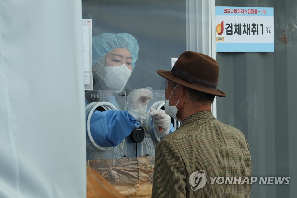 코로나 확진자 3만5천명대…감염재생산지수 2주째 1 넘어 나무뉴스