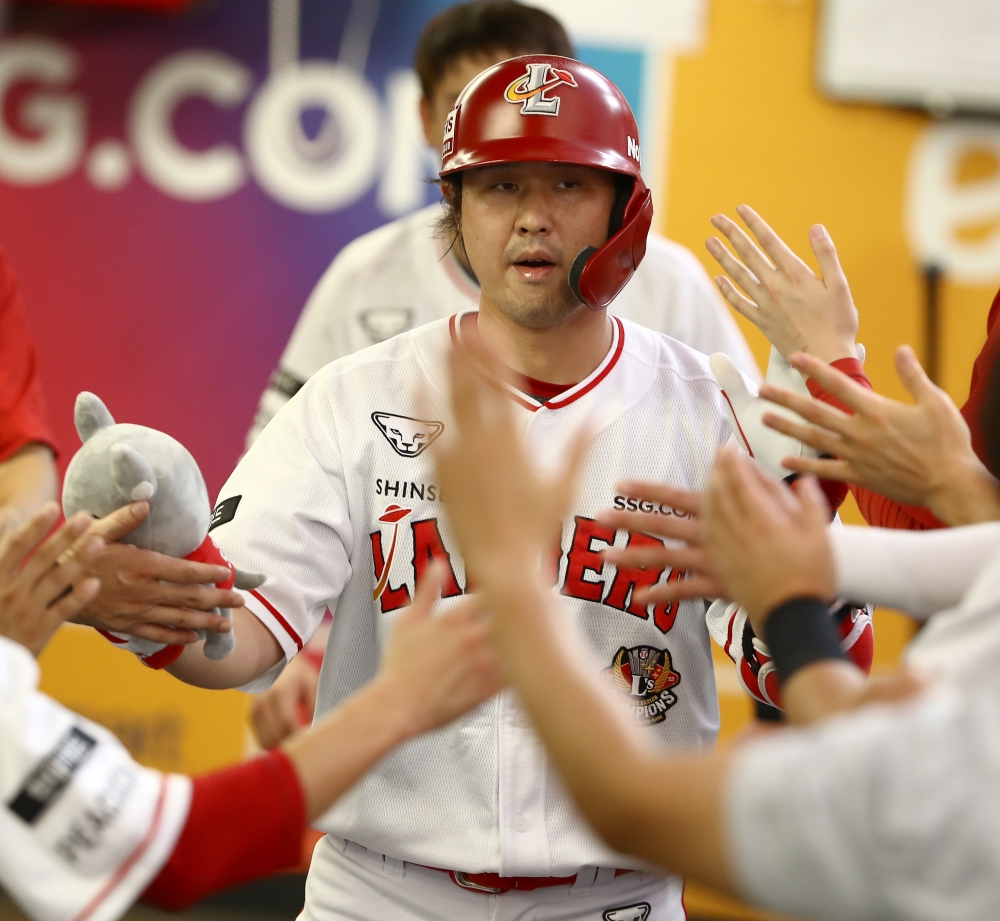 최정 450홈런 대기록 수립+엘리아스 QS…SSG, NC 2-1 제압하고 '2연패 탈출' (엑스포츠뉴스) - 나무뉴스