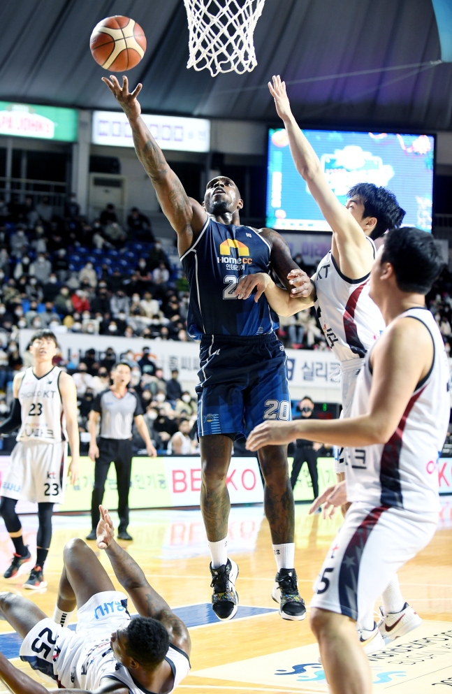 '라건아 30점 폭발' KCC 공동 7위 도약, '꼴찌' KT 3연패 수렁 - 나무뉴스