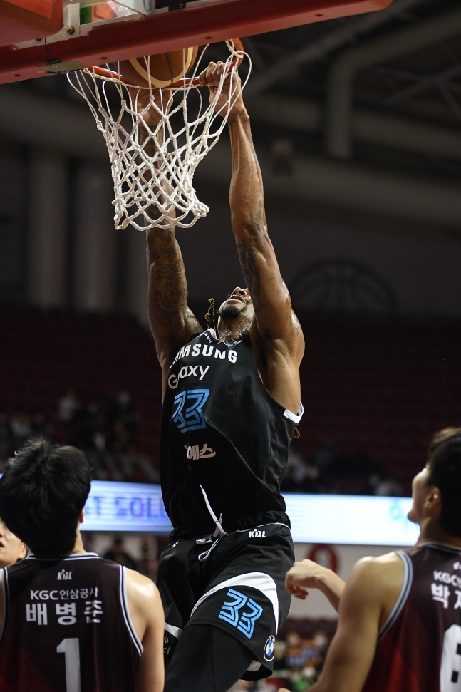 '이정현 17점' 삼성, 선두 KGC 발목 잡았다…3연승 질주 [안양:스코어] (엑스포츠뉴스) - 나무뉴스