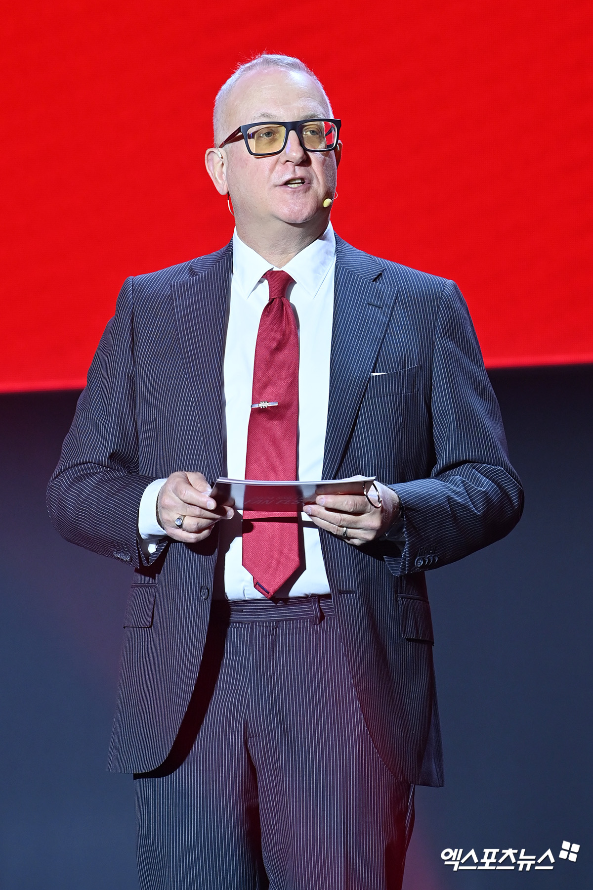 'SSG BI 작업' 디자이너 라돔-프레데릭 "팀 이해 위해 노력…승리의 순간 상징할 수 있길" (엑스포츠뉴스) - 나무뉴스