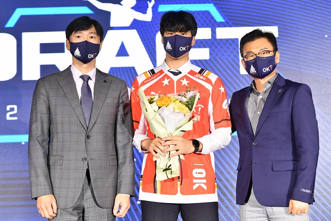 '20% 확률 뚫었다' OK금융그룹, 전체 1순위로 신호진 지명 [KOVO 신인드래프트] - 나무뉴스