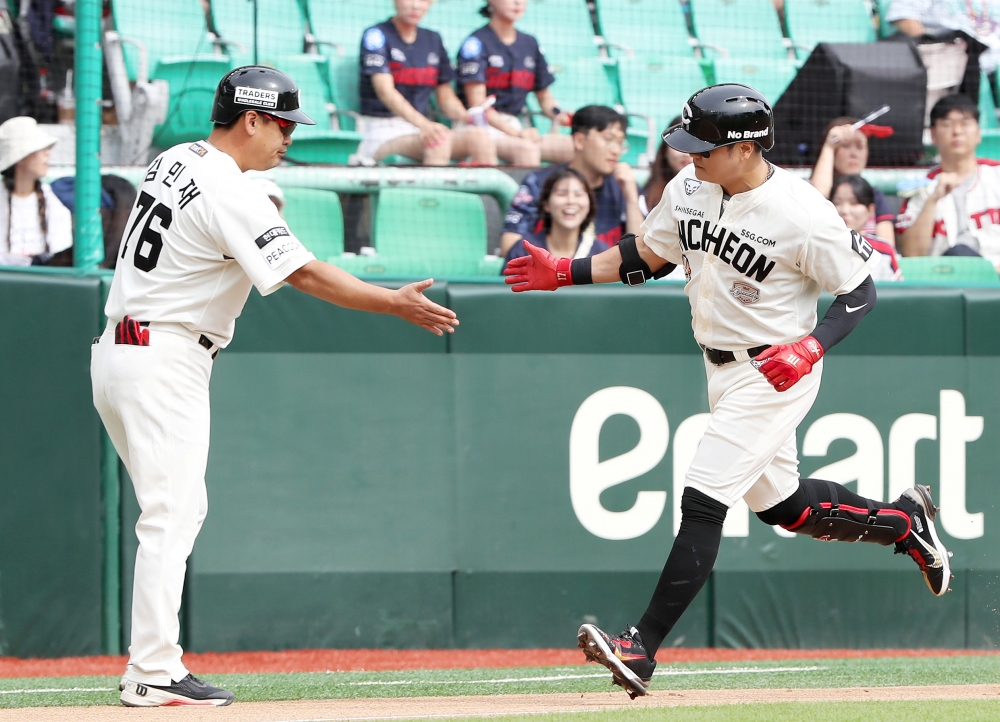 '윌커슨 5승+14안타 폭발' 롯데, SSG 8-1 꺾고 위닝시리즈…8승8패로 맞대결 마감 - 나무뉴스