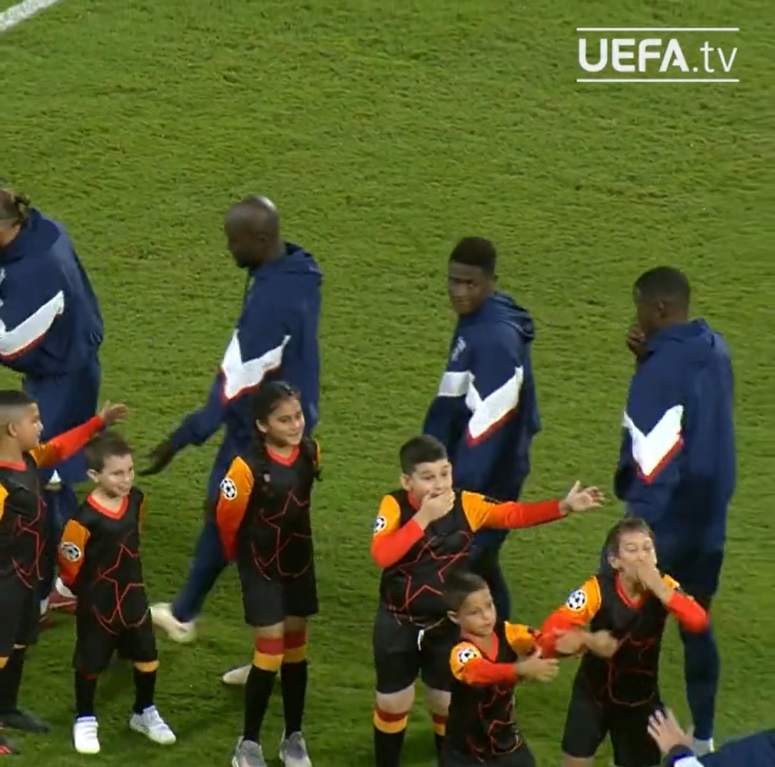 '우와! 메시다!'...입을 다물지 못한 어린이들 [UCL H조] (엑스포츠뉴스) - 나무뉴스