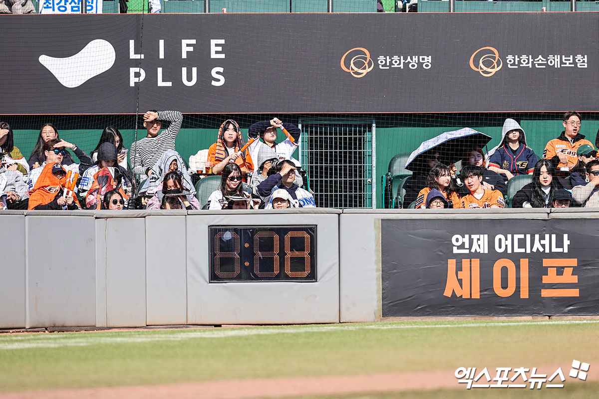 '스피드업' 외쳤지만 '현장 반발'에 난맥상…KBO가 피치클락 정식 도입 미룬 이유 (엑스포츠뉴스) - 나무뉴스