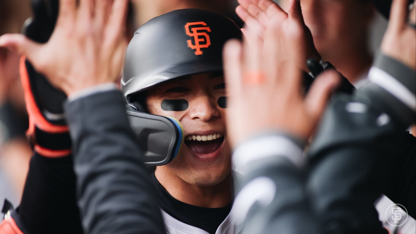 '3G 만에 ML 데뷔 첫 홈런→맥주·면도크림 세례...이정후가 펄펄 날자 SF가 열광했다 (엑스포츠뉴스) - 나무뉴스