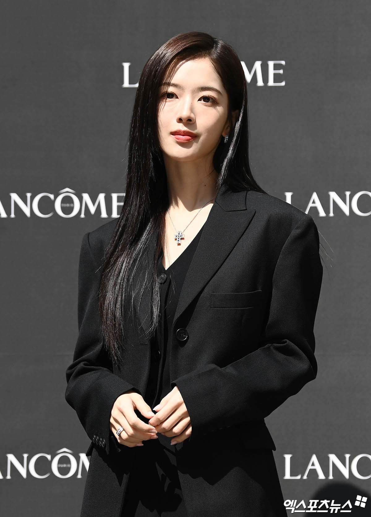 '165cm·39kg' 노정의, 가녀린 극세사 몸매[엑's HD화보] - 나무뉴스