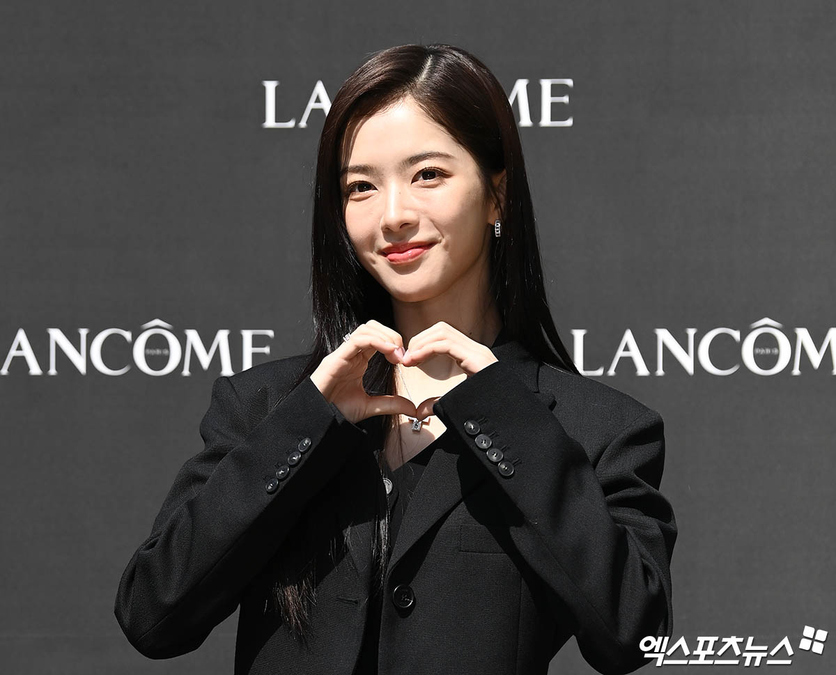 '165cm·39kg' 노정의, 가녀린 극세사 몸매[엑's HD화보] - 나무뉴스