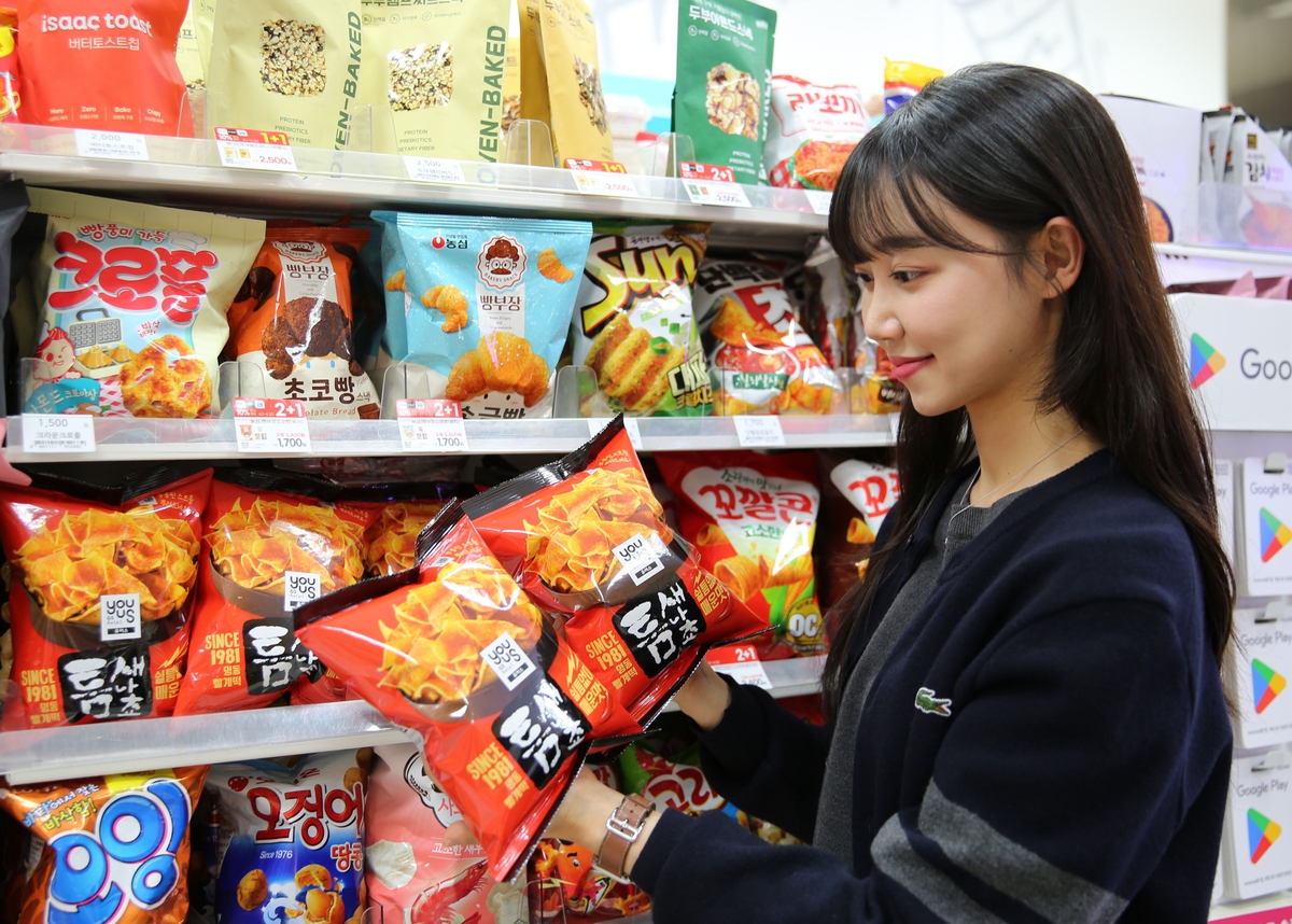 "매운 라면과 나초를 더했다"…GS25, '유어스틈새나쵸' 출시 (연합뉴스) - 나무뉴스