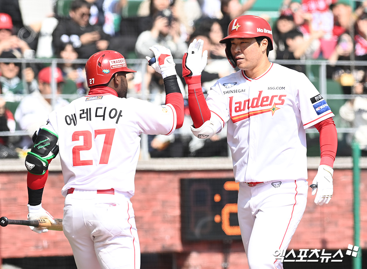 '1000G 출장 자축' SSG 한유섬, 2G 연속 아치+홈런 단독 선두 등극 [인천 라이브] (엑스포츠뉴스) - 나무뉴스