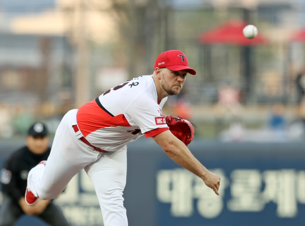 2G 연속 비자책+KBO 데뷔 첫 QS, 꽃감독의 기다림에 크로우가 응답했다 - 나무뉴스