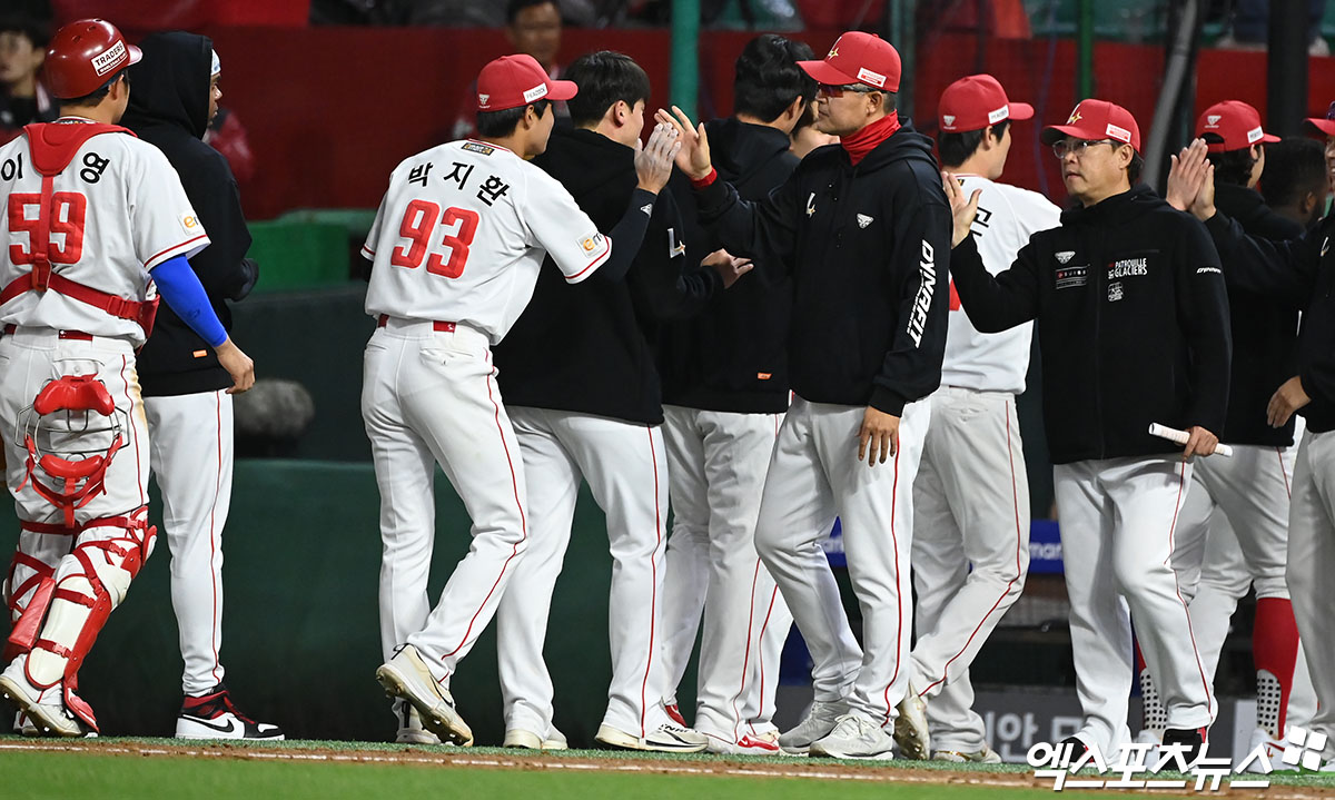 '데뷔 첫 선발 출전→멀티출루+무실책' SSG 1R 신인, 홈 팬들 앞에서 눈도장 찍었다 (엑스포츠뉴스) - 나무뉴스