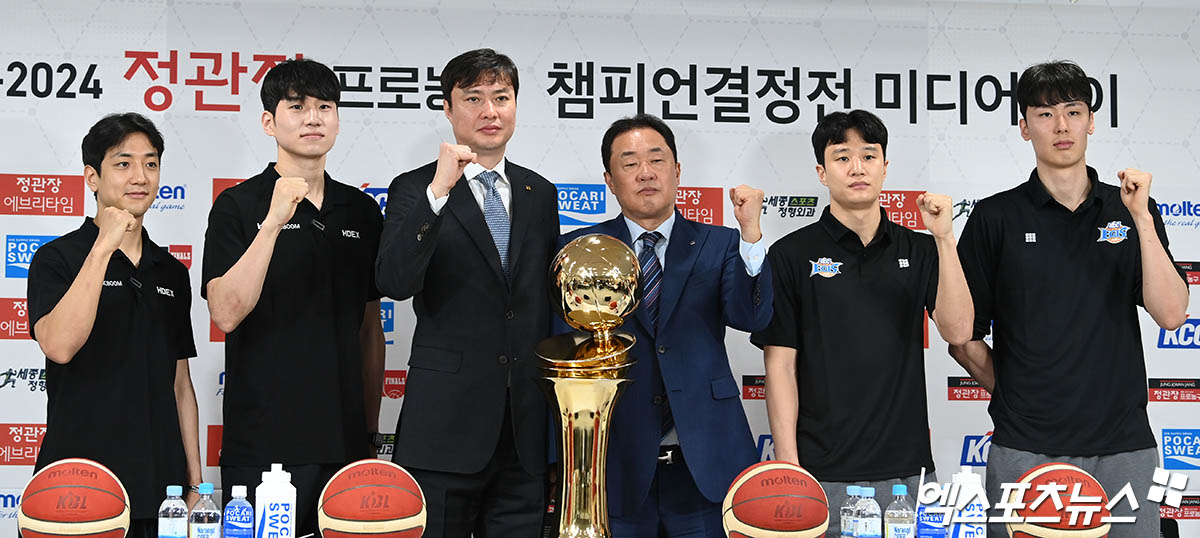 파이팅 다지는 KT-KCC[포토] (엑스포츠뉴스) - 나무뉴스