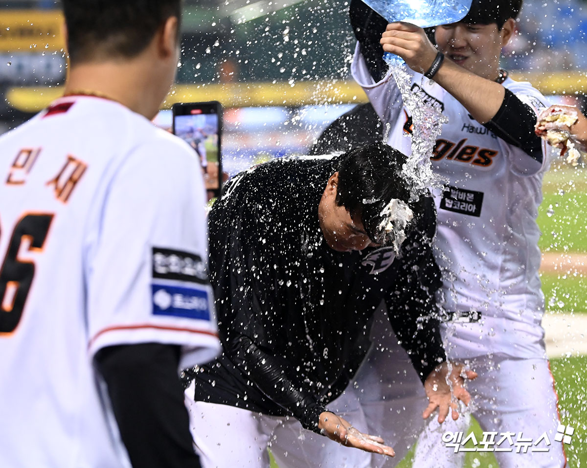 '물세례도 행복해' KBO 100승 완성한 류현진 "한미 통산 200승은 빨리 했으면" [현장 인터뷰] (엑스포츠뉴스) - 나무뉴스