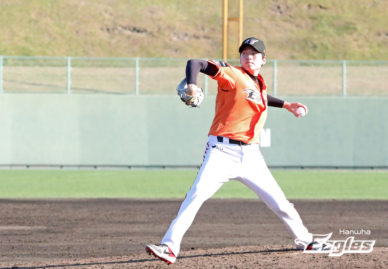 "똑같다 생각하고 던져!"…1·2라운더 장충 듀오, KBO 뒤흔드나?→한화 미래 든든하다 [대전 현장] (엑스포츠뉴스) - 나무뉴스