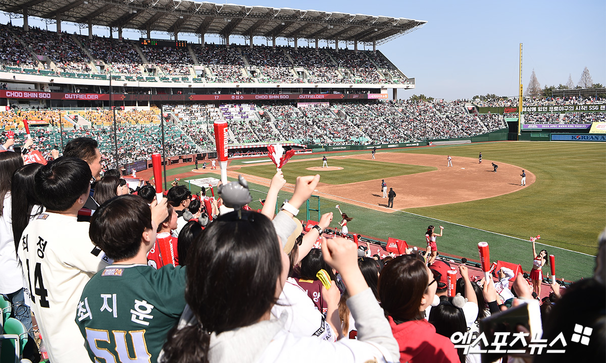 '역대 2번째로 빠른 페이스' KBO리그, 217경기 만에 시즌 300만 관중 달성 (엑스포츠뉴스) - 나무뉴스