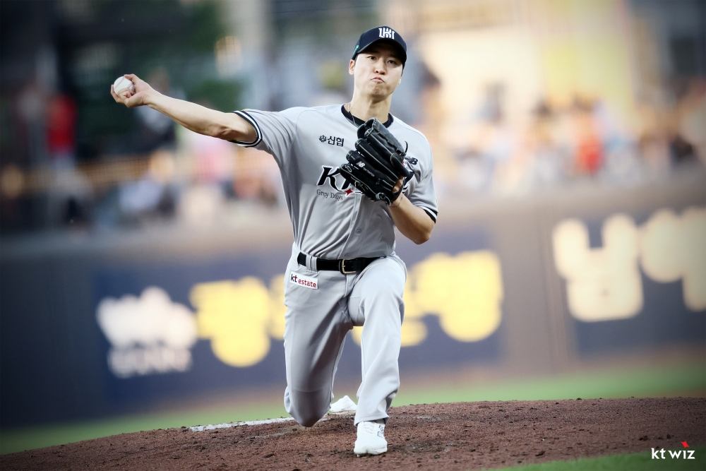 1회말 3실점→5이닝 연속 무실점…'승리+QS' KT 엄상백 "변화구 제구 잘 되니 자신감 UP" [광주 현장] (엑스포츠뉴스) - 나무뉴스