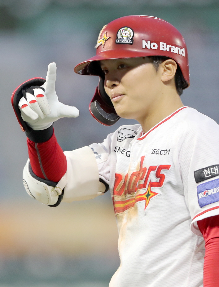 프로 첫 3안타, 그리고 2도루…SSG 5라운드 신인 정준재가 뜬다 - 나무뉴스