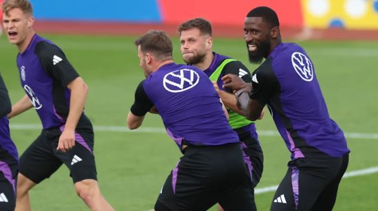 4000명 앞에서 FW-DF 싸움박질 '충격'…전차군단 무너지는 이유가 있구나! (엑스포츠뉴스) - 나무뉴스