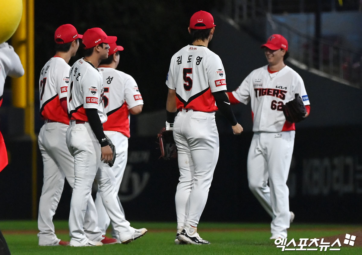 KIA 'LG에 역전승'[포토] - 나무뉴스