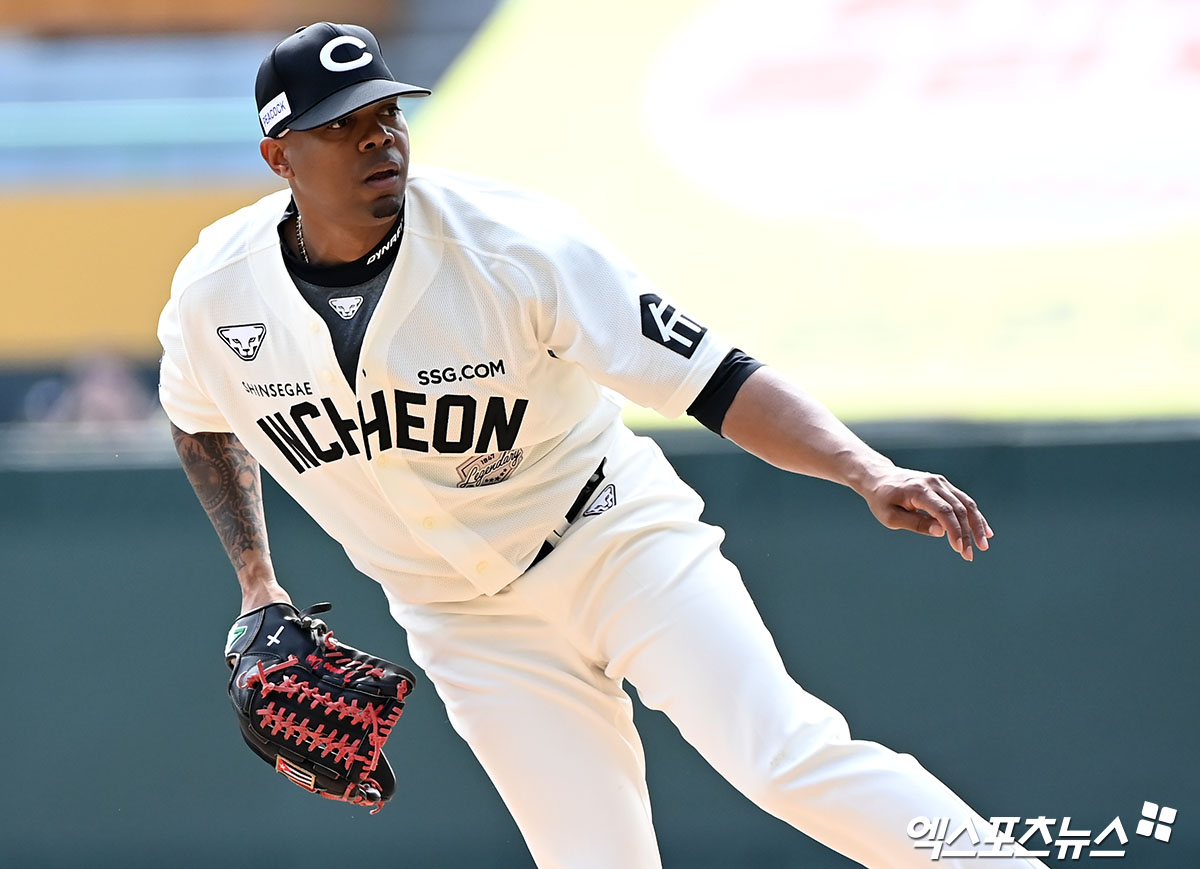 후반기 첫 등판서 151km 쾅! '부상 공백'에 마음 무거웠던 SSG 좌완 외인 "팀에 미안했다" [인천 현장] (엑스포츠뉴스) - 나무뉴스