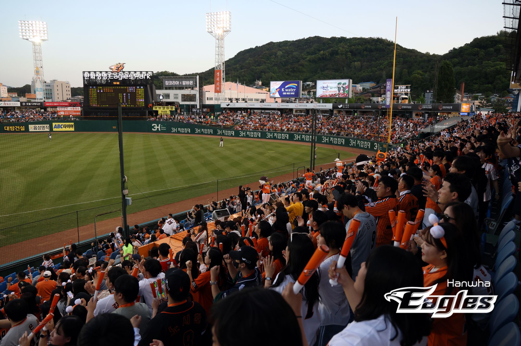 팬들이 KBO 신기록 만들어가다니…'직관 열기' 한화, 시즌 32번째 홈경기 완판 달성 [대전 현장] (엑스포츠뉴스) - 나무뉴스