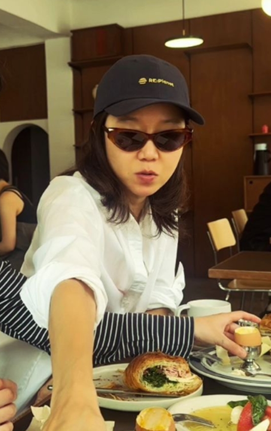 공효진, 시원한 '백리스' 셔츠…여전한 '패션 감각' - 나무뉴스