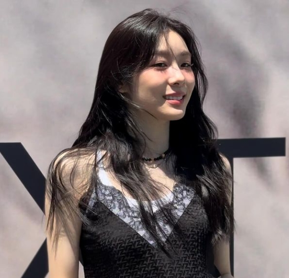 '고우림♥' 김연아, 에펠탑보다 빛나는 미모…파리 활보하며 청순美 - 나무뉴스