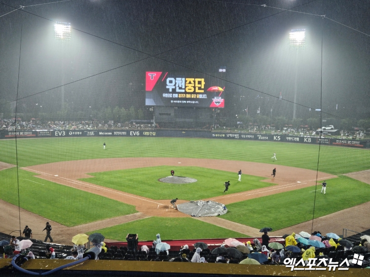 '갑작스러운 폭우→10분 만에 소강상태' NC-KIA전 경기 재개 [광주 라이브] (엑스포츠뉴스) - 나무뉴스