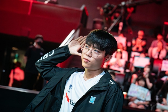 '3세트 가자고!'…KDF, '광동풍' 일으키며 2세트 DK 제압 (LCK) (엑스포츠뉴스) - 나무뉴스