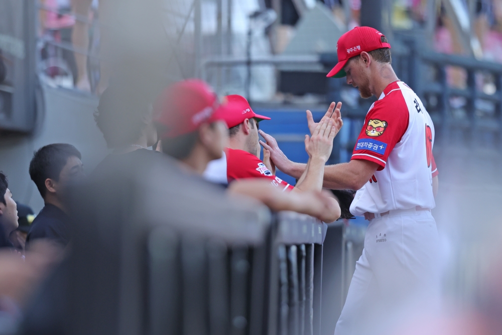 '4이닝도 못 채웠다' KBO 데뷔전서 고개 떨군 'ML 36승 투수'…반전 계기 마련할까 [광주 현장] (엑스포츠뉴스) - 나무뉴스