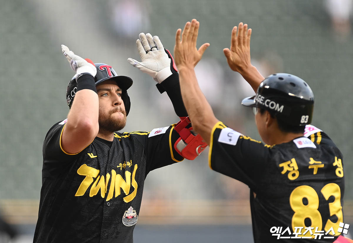 메가트윈스포 대폭발! '17안타+임찬규 QS'…LG, 한화 17-3 대파하고 위닝시리즈 [대전:스코어] (엑스포츠뉴스) - 나무뉴스