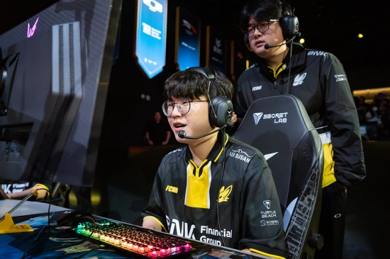 '장로를 이겨낸 여우'…BNK, 장기전 끝에 DK 상대로 3세트 승리 (LCK PO) (엑스포츠뉴스) - 나무뉴스