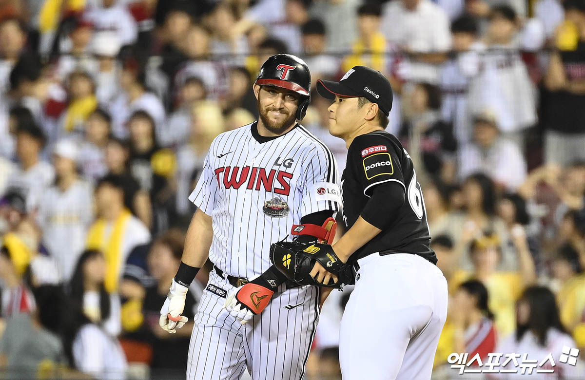 '10승-20SV' 20년 만에 나온 대기록!…'3년 차 우완 영건' 박영현이 그 어려운 걸 해냈다 (엑스포츠뉴스) - 나무뉴스