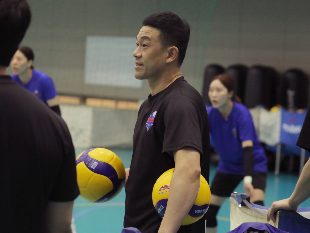 지도자로 배구인생 2막 시작…여오현 IBK기업은행 코치 "선수들 대할 때 더 공감하려고 노력" (엑스포츠뉴스) - 나무뉴스