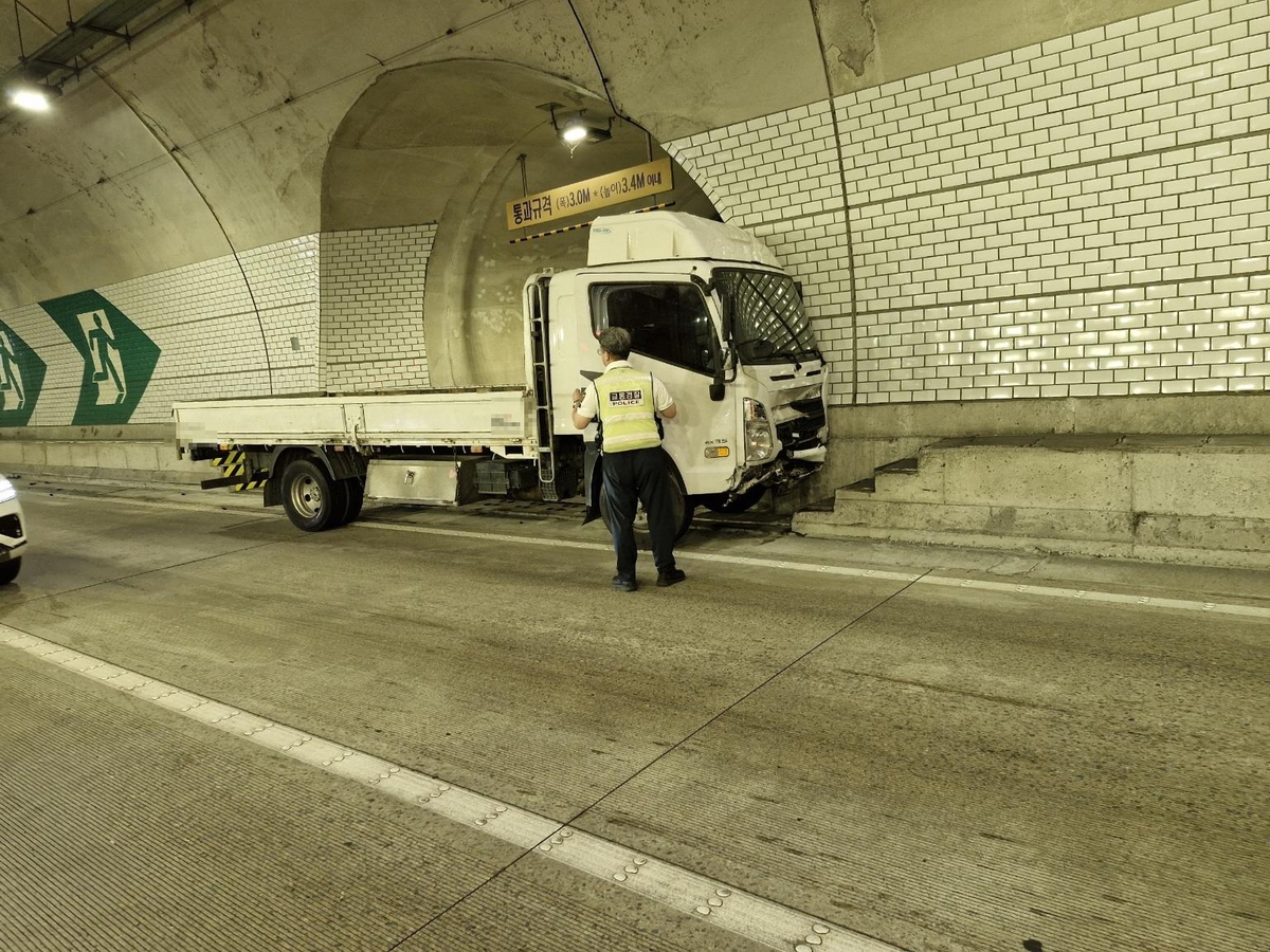 부산 금정구 윤산터널서 5중 추돌…6명 경상 (연합뉴스) - 나무뉴스