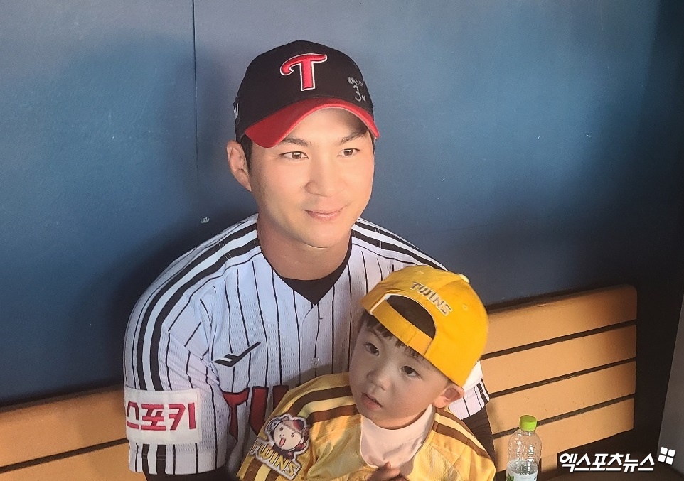 나무뉴스 - "저, 해민이 형, 현수 형 욕 많이 먹지만…형들 덕분에 지금 버티는 것" LG KS MVP, 단기전 대반전 확신한다 (엑스포츠뉴스)