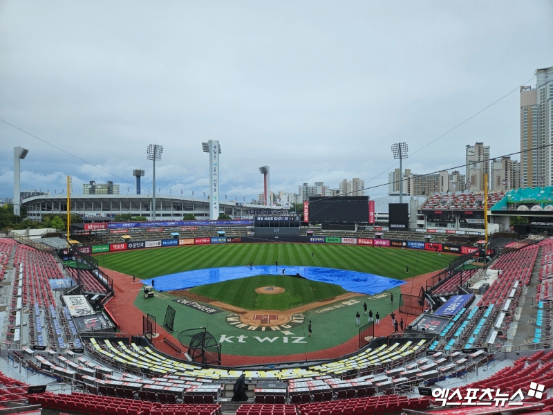 비 그친 위즈파크, 그라운드 정비 중…'5강 대전' SSG-KT 15차전 개시 준비 [수원 현장] (엑스포츠뉴스) - 나무뉴스