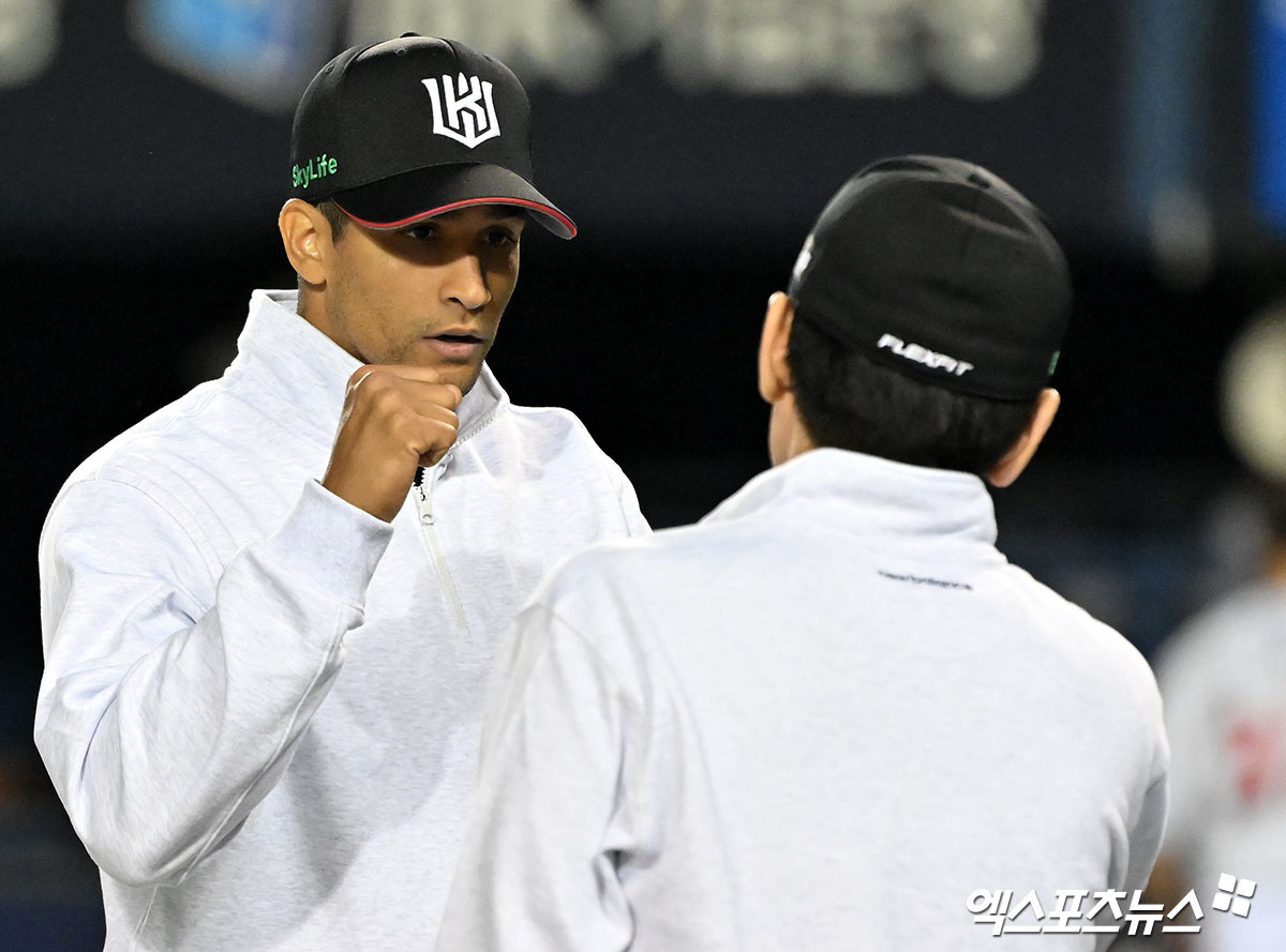 또 한 번 단기전 영웅 됐다! '두산 타선 봉쇄' 쿠에바스 "KS 끝날 때까지 계속 던지고파" [WC1] (엑스포츠뉴스) - 나무뉴스