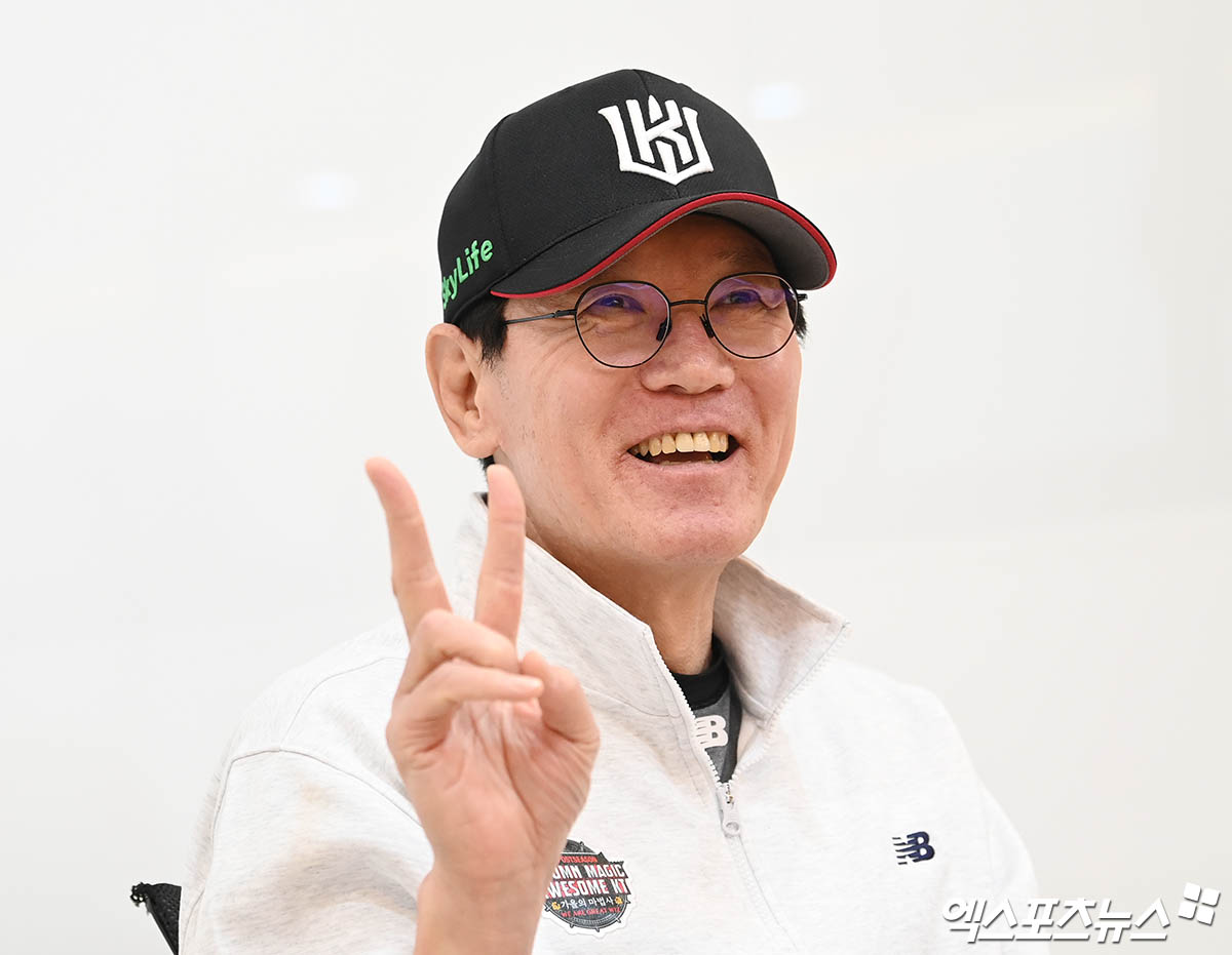 "패턴대로 KT다운 야구를"…PO 진출 확률 87.9%+PS 3연승, 이강철 감독 함박웃음 [준PO1] (엑스포츠뉴스) - 나무뉴스