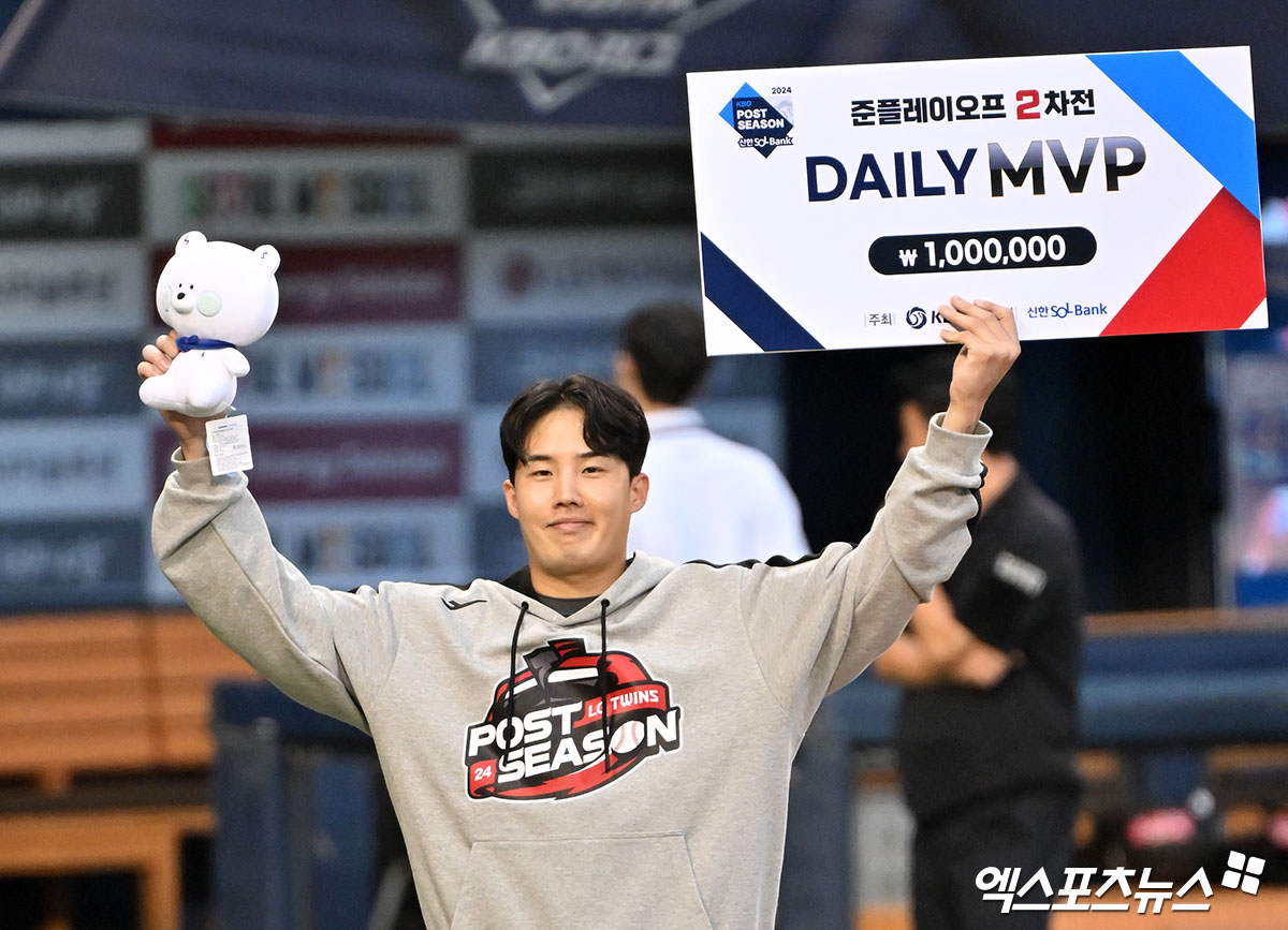 14년 걸린 PS 첫 선발승, 그럼에도 '마무리 후배' 슬픔 어루만졌다…"가족들에 큰 위로 됐을 것" [준PO2] (엑스포츠뉴스) - 나무뉴스