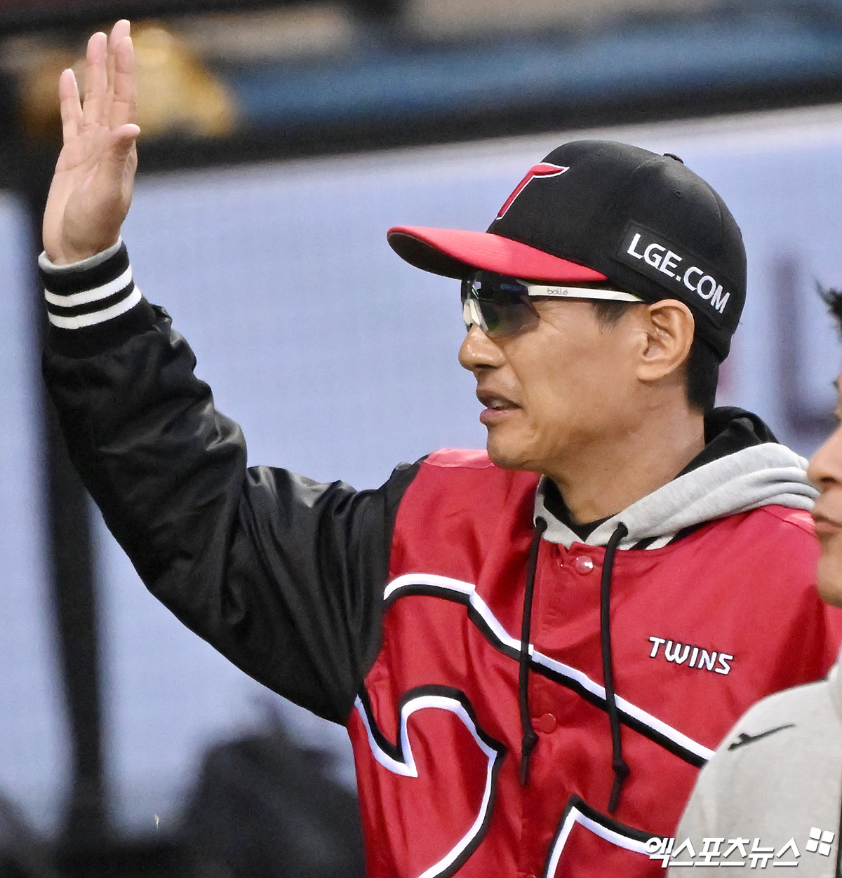 치고, 뛰고, 던지고, 막고 다 됐다…염경엽 감독 "임찬규 제 몫+신민재 타선 이끌어" [준PO2] (엑스포츠뉴스) - 나무뉴스